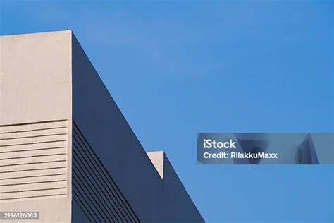 푸른 하늘을 배경으로 깔끔하고 미니멀한 라인이 돋보이는 현대적인 건물 파사드로 대칭과 건축적 질감을 강조합니다 0명에 대한 스톡 사진 및 기타 이미지 Istock