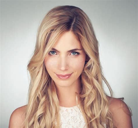Ella Es Un Retrato De Belleza Natural Retrato De Cabeza Y Hombros De Una Bella Joven Foto De