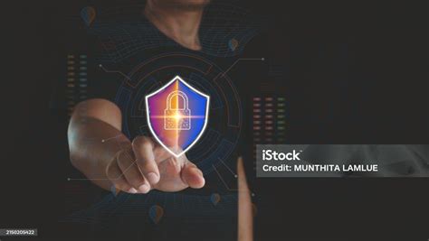 데이터 개인 정보 보호 및 인터넷 네트워크 보안 기술을 위한 사이버 보안 남자는 가상 화면에서 개인 데이터를 보호합니다 사이버 보안은 Ai 컴퓨팅 시대에 비즈니스를 수행하는