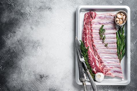 베이킹 접시에 양고기 양갈비의 원시 조리되지 않은 랙 흰색 배경입니다 맨 위 보기입니다 복사 공간 갈비 음식에 대한 스톡 사진 및 기타 이미지 Istock