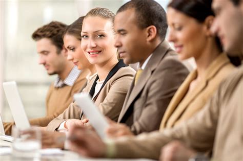 미소 여성사업가인 따라 회의인가 사무실에서 카메라 보기 2015년에 대한 스톡 사진 및 기타 이미지 2015년 30 39세 기업 재무와 산업 Istock