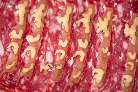 퀴 토 햄과 너트 텍스처 닫습니다 보기 상위 공간을 복사 합니다 이탈리아 햄 배경 슬라이스 0명에 대한 스톡 사진 및 기타