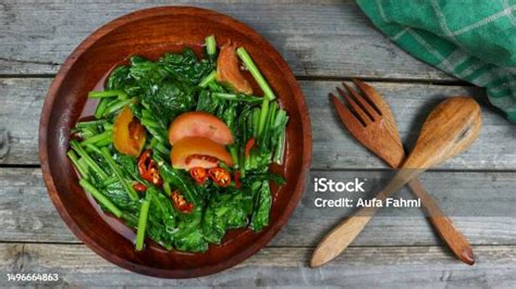 집에서 만든 음식 녹색 겨자 야채 또는 나무 테이블에 얇게 썬 고추와 토마토를 곁들인 투미스 사유르 사위 회색 배경입니다 0명에