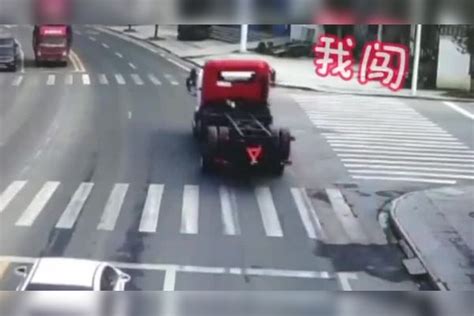 道路上大货车组团闯红灯被交警拦截下来以后