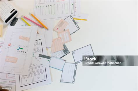 모바일 애플리케이션 개발자들은 휴대폰의 Ux Ui 시스템이 다양한 애플리케이션의 작동에 영향을 미치기 때문에 휴대폰 화면에 원활하게 표시되도록 Ux Ui 시스템을 설계하고