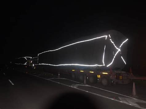 Metro Coaches Reached Indore Late Night देर रात इंदौर पहुंचे मेट्रो