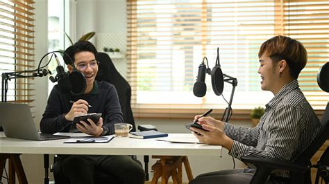 콘덴서 마이크를 사용하여 홈 스튜디오에서 팟 캐스트를 녹음하는 두 명의 행복한 팟 캐스트 제작자 라디오 팟캐스트 및 기술 개념 20 24세에 대한 스톡 사진 및 기타 이미지