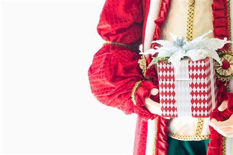 크리스마스 선물 산타 클로스 해피 산타 클로스는 흰색 배경에 고립 된 선물 상자를 들고있다 산타 클로스는 아이들에게 선물을 전달합니다 12월에 대한 스톡 사진 및 기타