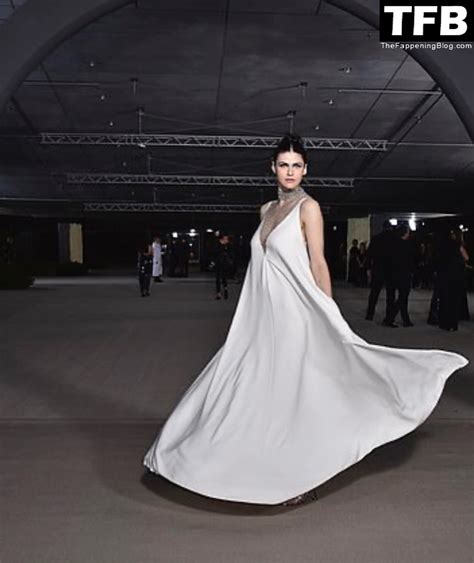 Alexandra Daddario Sexy Photos Sexy E Girls