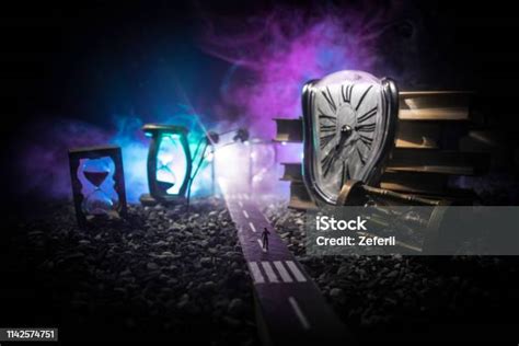 시간 개념입니다 어두운 배경에 연기와 조명이 있는 유리 사이에 서 있는 남자의 실루엣 초현실적으로 장식 된 사진 개념에 대한 스톡 사진 및 기타 이미지 Istock