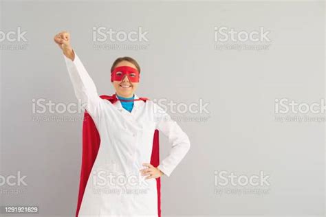 회색 배경에 바이러스와 싸우는 빨간 케이프의 슈퍼 히어로 의사 복사 공간 감염에 대한 의학 슈퍼히어로에 대한 스톡 사진 및 기타