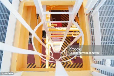 자연 및 녹색 에너지로 석유 및 가스 를 생산하기위한 해양 건설 플랫폼 석유 및 가스 산업과 근면 수동 및 자동 기능에 의한 생산 플랫폼 및 작동 프로세스 0명에 대한 스톡