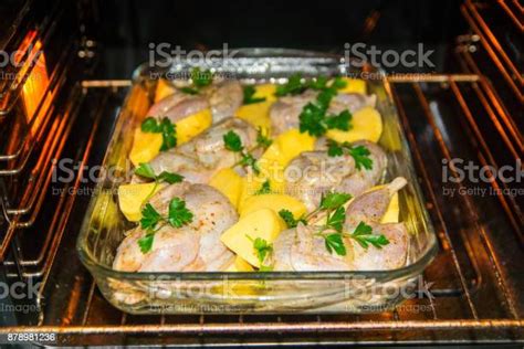 오븐에서 고기 Quails 요리 양파와 겨자는 향신료에 전체 메 추 라 기 Marinovani 신선한 감자와 파 슬 리 장식 감자 요리에 대한 스톡 사진 및 기타 이미지