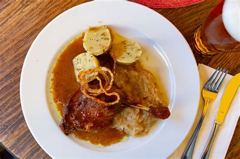 소금에 절인 양배추와 감자 만두를 곁들인 체코의 콩피 뒤 카나드 0명에 대한 스톡 사진 및 기타 이미지 0명 건강한 식생활