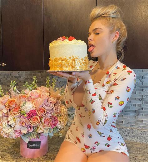 हॉट गर्लफ्रैंड Anna Monroe से सगाई की बात पर मुकरे फ्लाइड मेवेदर