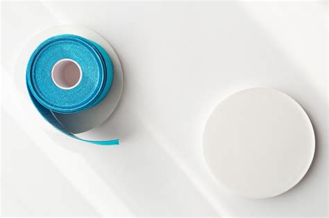 그림자와 연단 평면 누워 흰색 배경에 운동 학 테이프의 파란색 롤 복구 노화 방지 절차 개념 키네시오 테이핑 0명에 대한 스톡