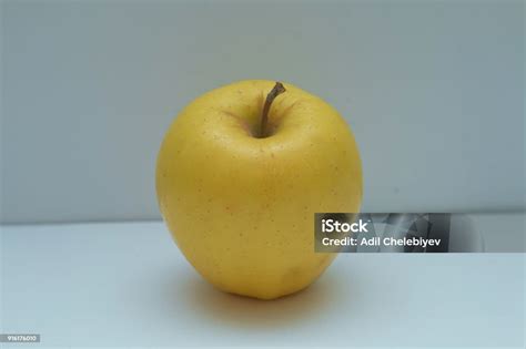 골든 애플 맛 있는 흰색 배경에 고립입니다 클리핑 경로입니다 필드의 전체 깊이입니다 신선한 사과 흰 배경에 고립입니다 흰색 바탕에 노란색 가미와 갈색 점 애플 학년 익은