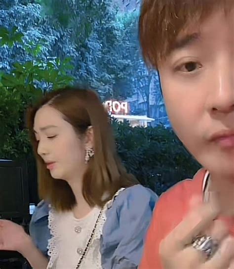 没离婚？洪欣与张丹峰合体直播 投喂食物互动超甜 搜狐大视野 搜狐新闻