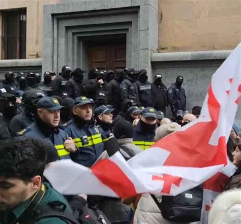 პოლიციელი აქციის მონაწილეს “გაა ვი” Video ახალი ამბები