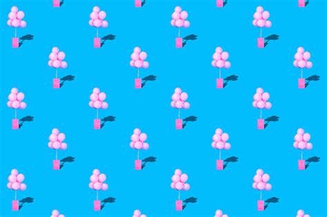 파란색 배경에 쇼핑 백에 분홍색 공기 풍선과 창조적 인 패턴 복사 공간 상단 보기 플랫 레이 휴일 컨셉 개념에 대한 스톡 사진 및 기타 이미지 Istock