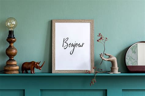 포스터 프레임 램프 및 선반에 우아한 액세서리를 모의 업 현대 인테리어 디자인 세련된 거실과 디자인 홈 스테이징 홈 장식의 미니멀 한 개념입니다 녹색 나무 패널입니다 0명에