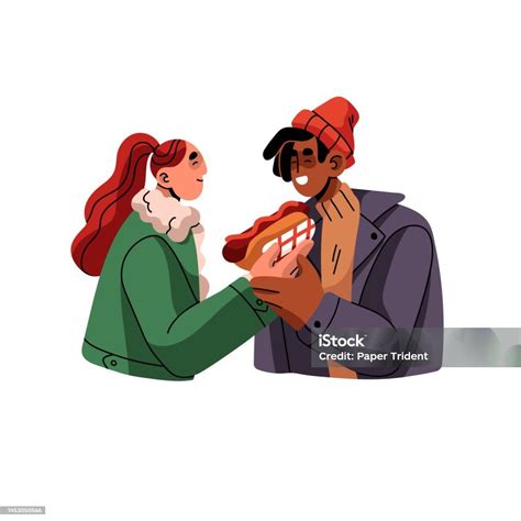 행복한 사랑 커플은 길거리 패스트 푸드를 함께 먹는다 야외에서 핫도그를 가진 낭만적인 남자와 여자 인종 간 현대 소녀와 남자