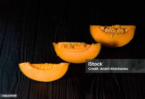 Melon Manis Pada Latar Belakang Gelap Melon Kecil Yang Lezat Dan Indah