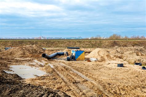 건설 현장의 콘크리트 맨홀 구조물에 트렌치 드레인을 연결합니다 건설 우수 및 지하 유틸리티 펌프 스테이션 하수 파이프를 건설하는