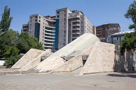 Ереван — Метрополитен — Станции линии и инфраструктура — Фото — Городской электротранспорт