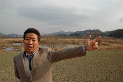 노무현사료관 [방문객들에게 봉하마을을 설명하는 노무현 전 대통령]