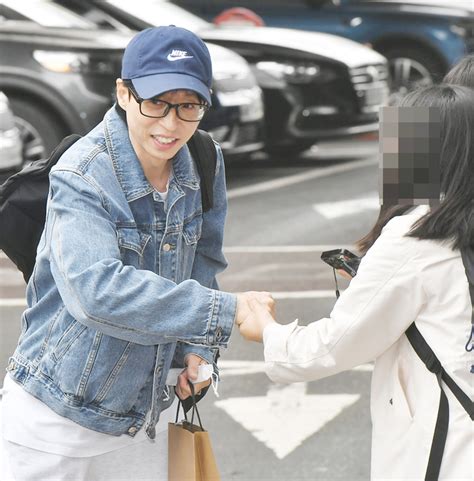 유재석 출근길 팬 서비스에 힘쓰는 유느님~ [포토엔hd] 뉴스인코리아
