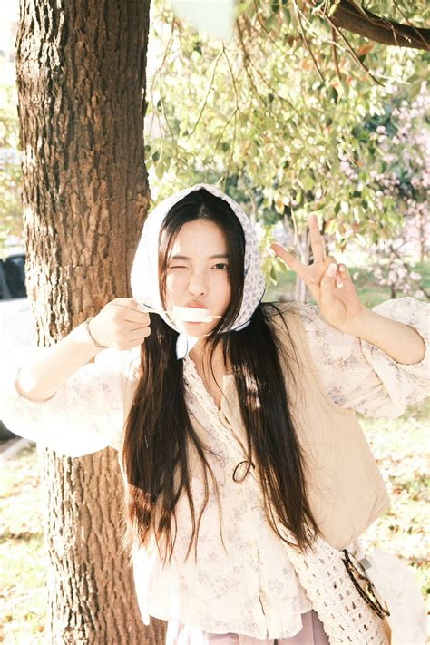 杨超越分享生活随拍！戴头巾吃雪糕元气满满超可爱 搜狐大视野 搜狐新闻