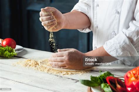 흰색 유니폼 주방에서 피자 만드는 요리사 베이커의 근접 촬영 손 개인 장식품에 대한 스톡 사진 및 기타 이미지 개인 장식품 건강한 생활방식 구다 치즈 Istock