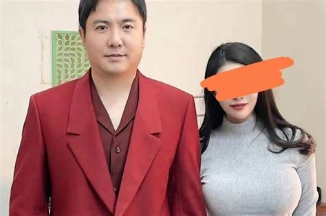 娱乐圈二字影帝出轨，带嫩模去ktv卫生间，亲热时被服务员撞见阿飞网友名字