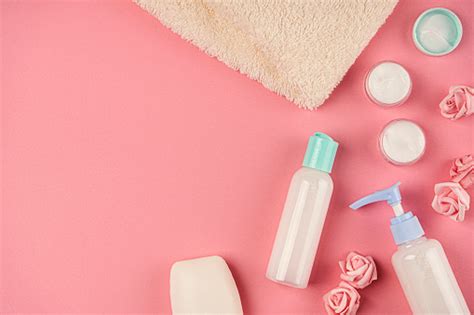 분홍색 배경에 비누와 크림 병과 수건 크림 로션 젤 페이셜 폼 또는 스킨 케어의 포장 화장품 미용 제품 브랜딩 모형 복사 공간