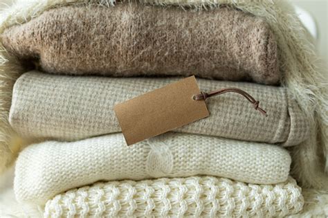 니트 옷과 빈 라벨의 더미 텍스트에 배치합니다 따뜻한 배경 니트웨어 텍스트 공간 가을 겨울 컨셉 따뜻한 스웨터와 배경 더미에 대한 스톡 사진 및 기타 이미지 Istock