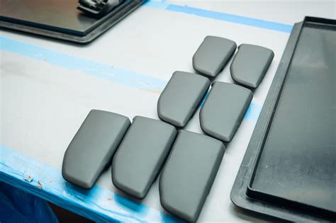 회색 구성 요소가 깔끔하게 배열되어 제조 공정의 정밀도와 품질 관리를 반영합니다 0명에 대한 스톡 사진 및 기타 이미지 0명 3차원 형태 각도 Istock