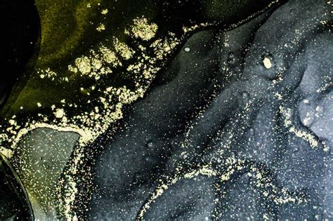 고해상도 배경 디자인을 위한 황금 줄무늬 액체 잉크 기술 텍스처가 있는 추상 밝은 빛나는 색상 유체 배경 손으로 그린 알코올 그림 프리미엄 사진