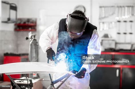 차체가 게에서 손상 된 자동차 부품을 수리 하는 아크 용접기를 이용한 자동차 정비사 가스 압축기에 대한 스톡 사진 및 기타