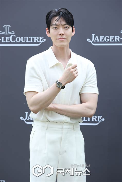 [gj포토] 배우 김우빈 지금 몇시 예거 르쿨트르