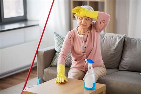 Mulher Idosa Cansada A Limpar A Mesa Em Casa Foto Premium