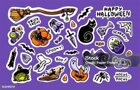 할로윈 스티커 세트 팩 10 월 휴가를위한 무시 무시한 만화 요소 Helloween 타이포그래피 장식 호박 빗자루 마녀 모자 가마솥 및 두개골 번들 격리된 플랫 벡터