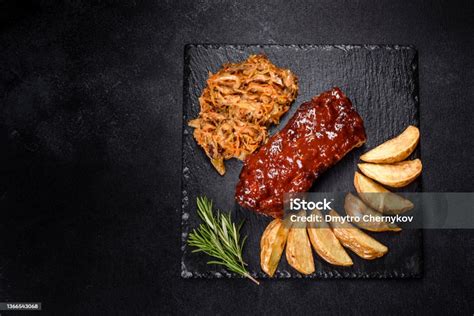 잘게 자른 접시에 바비큐 소스를 곁들인 매운 바비큐 돼지고기 갈비 갈비 음식에 대한 스톡 사진 및 기타 이미지 갈비 음식 돼지고기 바비큐 고기 Istock