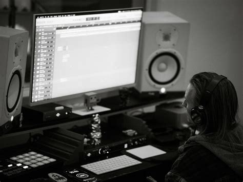 4k 4k 배경 Bw 사진 Bw 스튜디오 Bw 영화 가수 가수 하우스 건전한 엔지니어 검은 색 헤드폰 곡물 괴상한 영화관 기술 노래하는 노트북 녹음