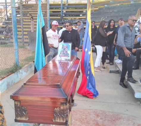 Municipio Cabimas Rindieron Homenaje Post Mortem Al Beisbolista Ermenso Borjas En El Estadio