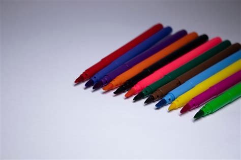 흰색 배경에 여러 가지 빛깔의 펠트 팁 펜 문구 개념 복사 공간을 복사합니다 격리 0명에 대한 스톡 사진 및 기타 이미지 0명 개체 그룹 검은색 Istock