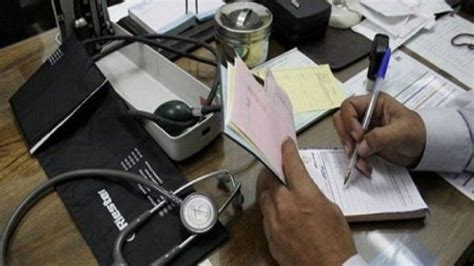 الف نرخ تعرفه‌های خدمات بهداشتی درمانی ۱۴۰۳ اعلام شد نرخ رسمی ویزیت ۵۰ گران می‌شود صاحب‌خبر