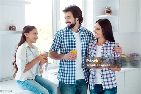 유용한 건강 한 신선한 감귤 류의 압착된 주스 실내 밝은 흰색 현대적인 인테리어에 얘기를 마시는 좋은 귀여운 달콤한 사랑 스러운 매력적인 유행 쾌활 명랑 한 긍정적인