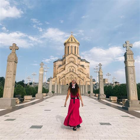 თურქული სერიალების ვარსკვლავი ებრუ შაჰინი საქართველოშია მსახიობი სამების ტაძართან გადაღებულ