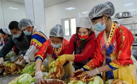 료양시조선족학교 사생들 김치만들기 체험 朝鲜文报